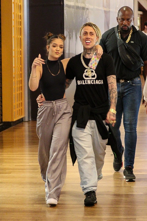 Mel Maia e Mc Daniel fazem caras e bocas em passeio no shopping