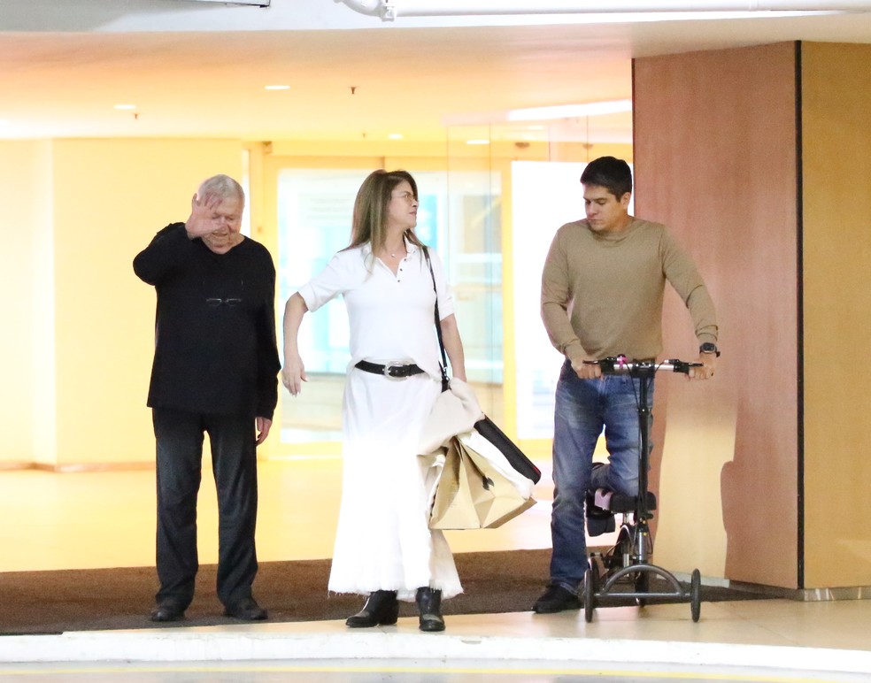 Boni faz aparição rara com a esposa e o filho caçula em shopping do Rio