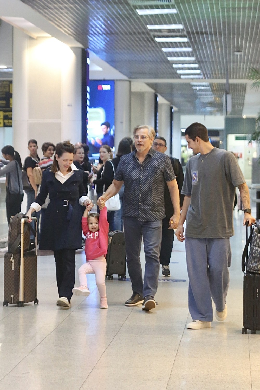 Edson Celulari embarca com os filhos Enzo e Chiara, e a esposa