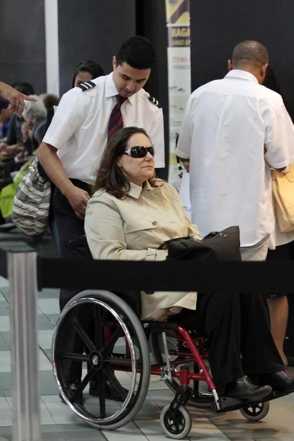 Elizabeth Savala embarca de cadeira de rodas depois de torcer o tornozelo