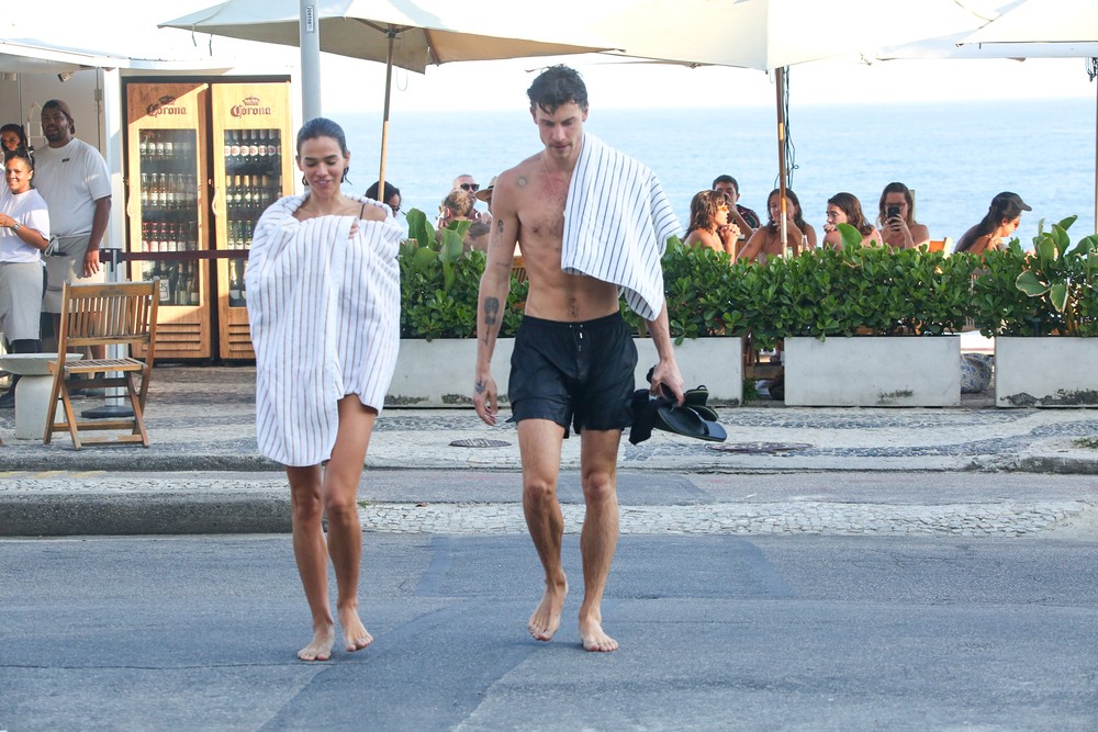 Casal de novela! Bruna Marquezine e Shawn Mendes surgem agarradinhos ...