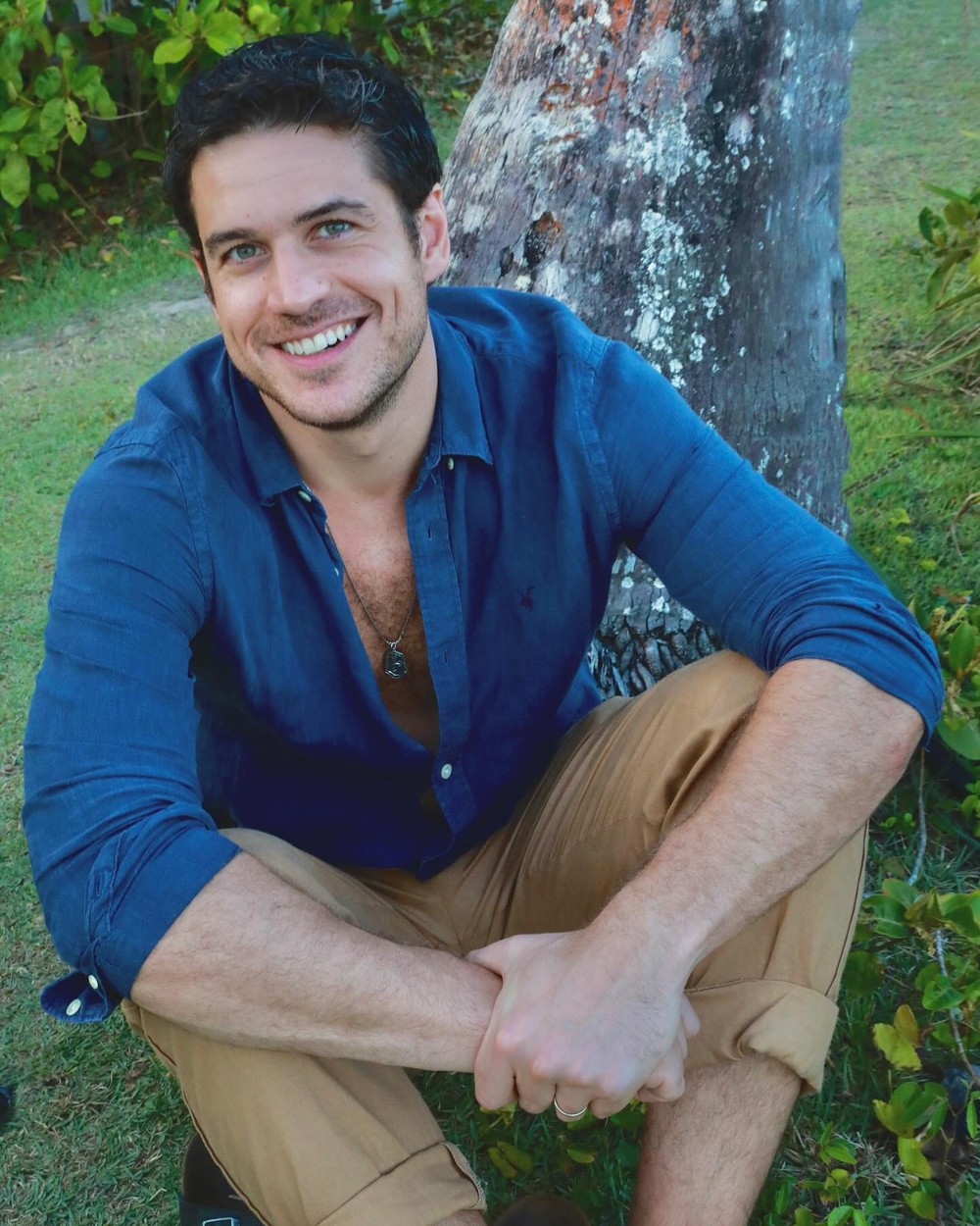 Marco Pigossi aparece de aliança na web após casamento com cineasta ...