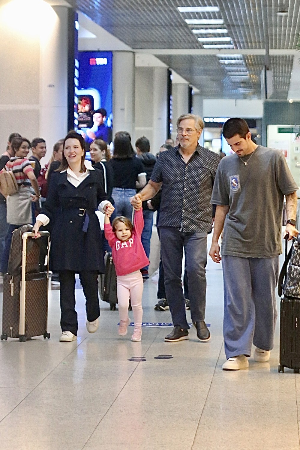Edson Celulari embarca com os filhos Enzo e Chiara, e a esposa