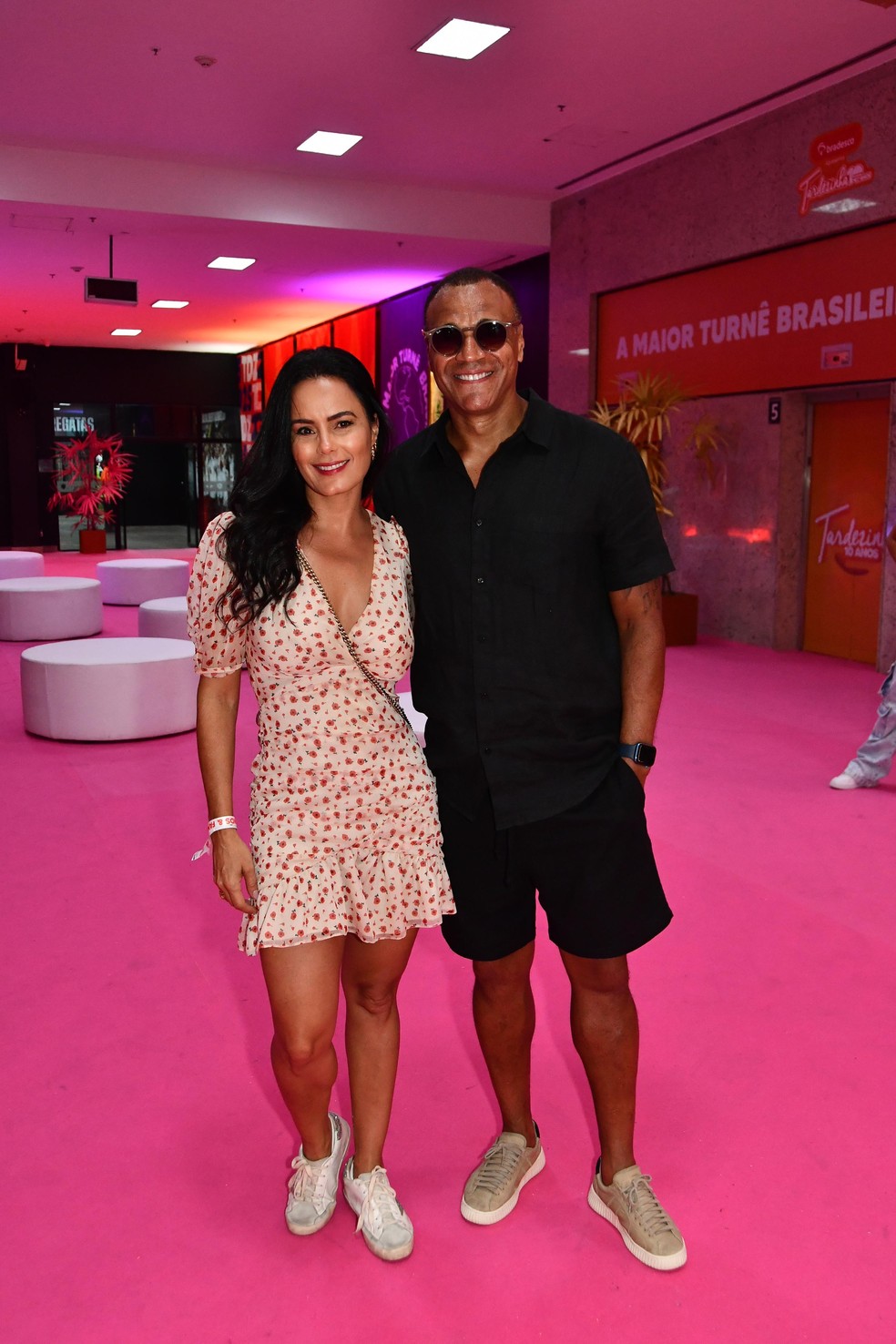 Grávida, Carol Peixinho e Thiaguinho recebem Belo, Yasmin Brunet e mais ...