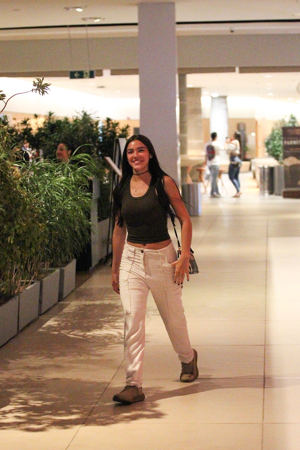 Após término, Duda Guerra é flagrada em shopping e sorri aos paparazzi