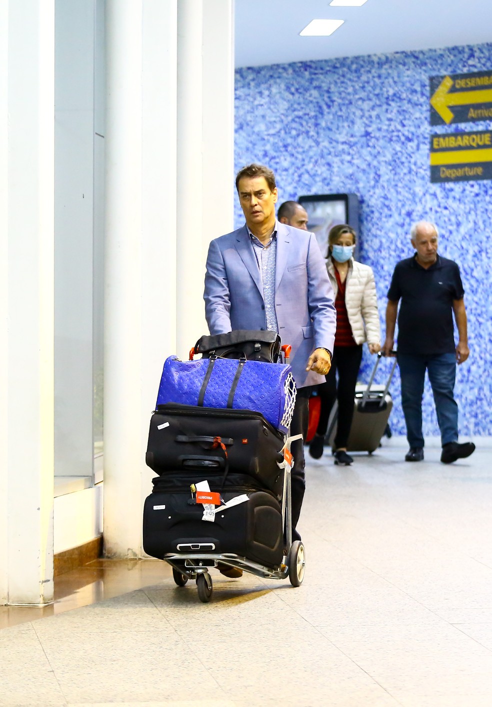 Marcello Antony é clicado em aeroporto durante passagem pelo Brasil