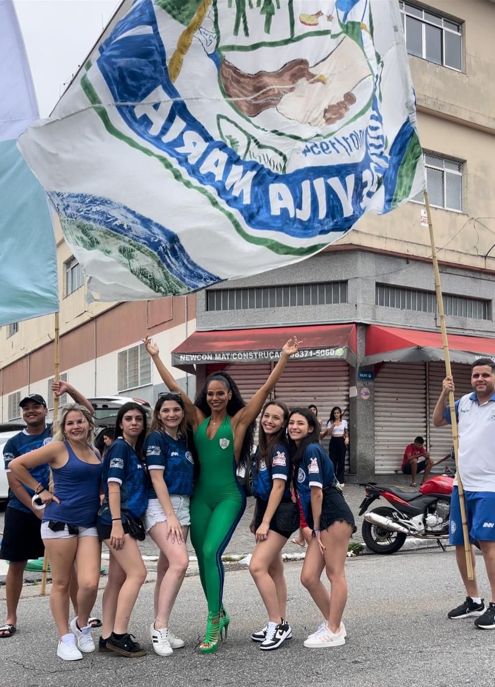 Rainha de bateria da Vila Maria, Sávia David interage com o público em ...