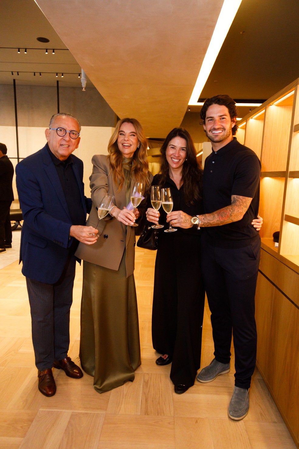 Rebeca Abravanel e Alexandre Pato trocam beijos em evento em São Paulo