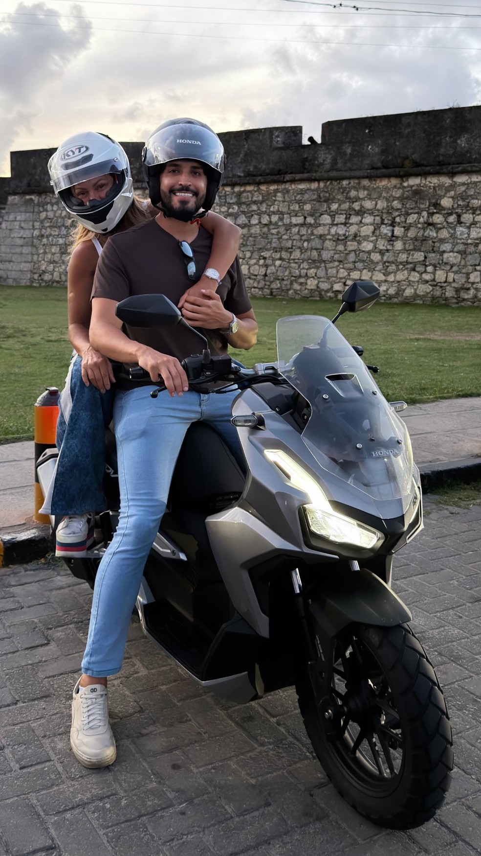 Ex de Hulk, Iran Ângelo posta de maiô supercavado e aos beijos com o noivo