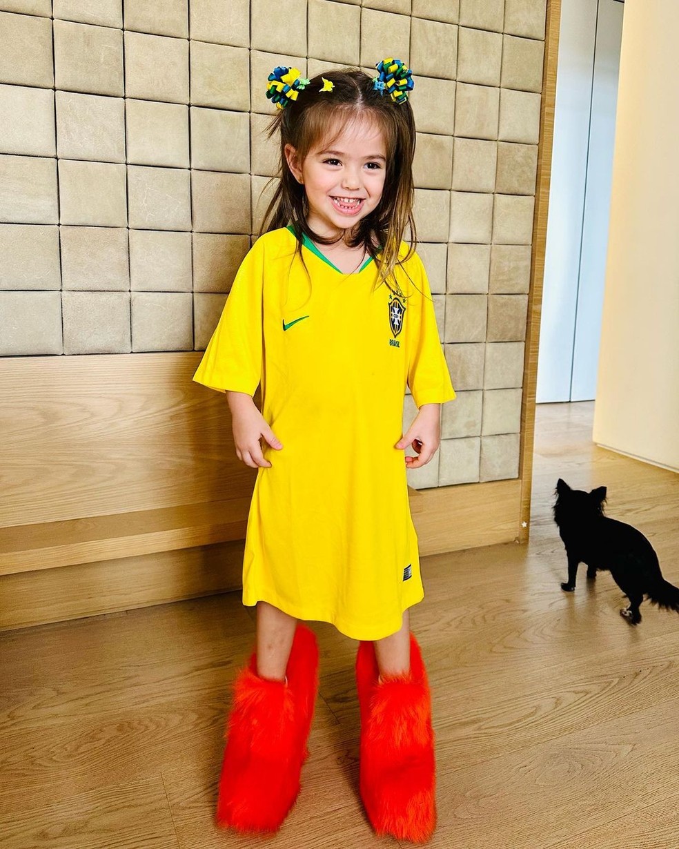 Sabrina Sato e Duda Nagle posam juntinhos com Zoe na estreia da seleção ...