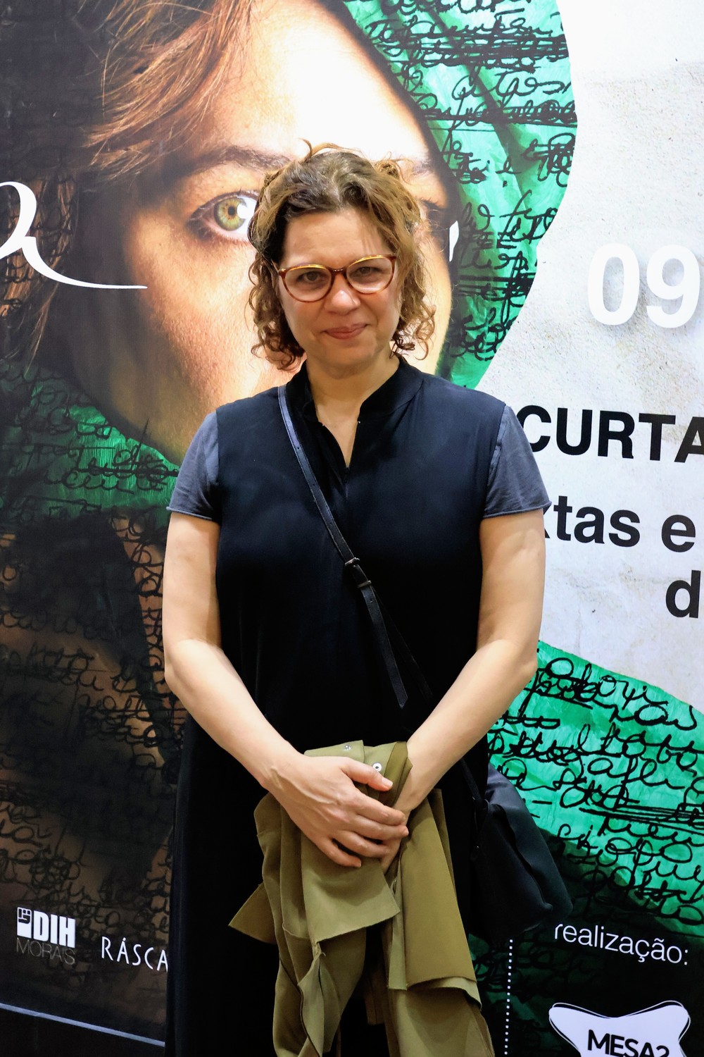 Isabel Teixeira esbanja simpatia ao atender fãs após peça no Rio de Janeiro