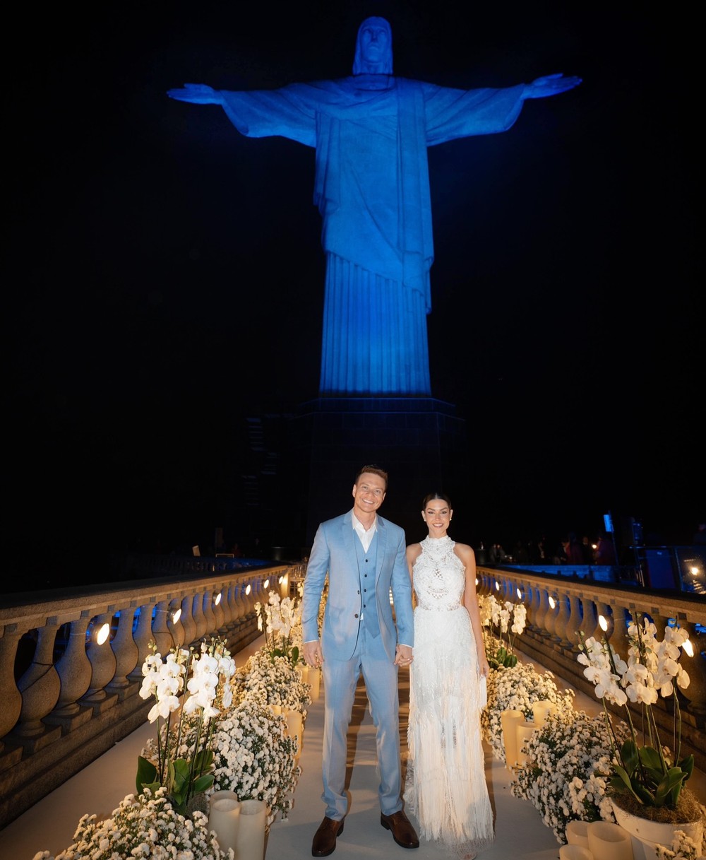 Thais Fersoza e Michel Teló se emocionam com fotos de renovação de votos
