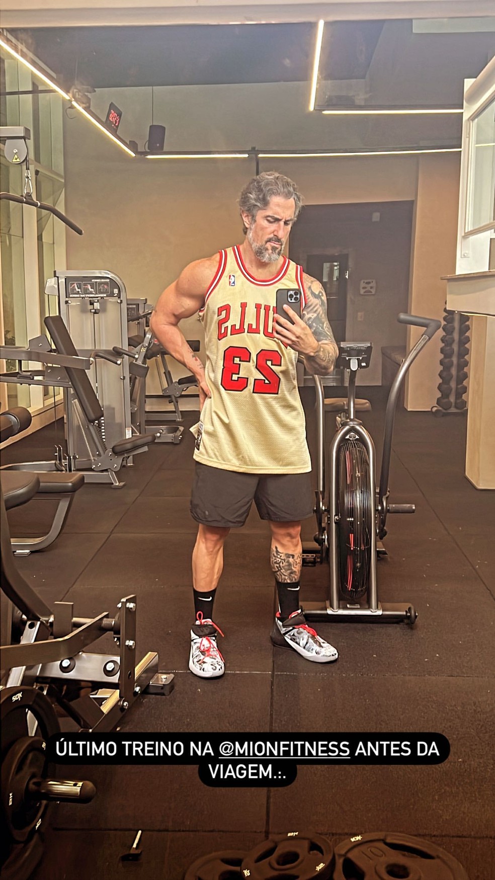 De regata, Marcos Mion mostra músculos em treino na academia