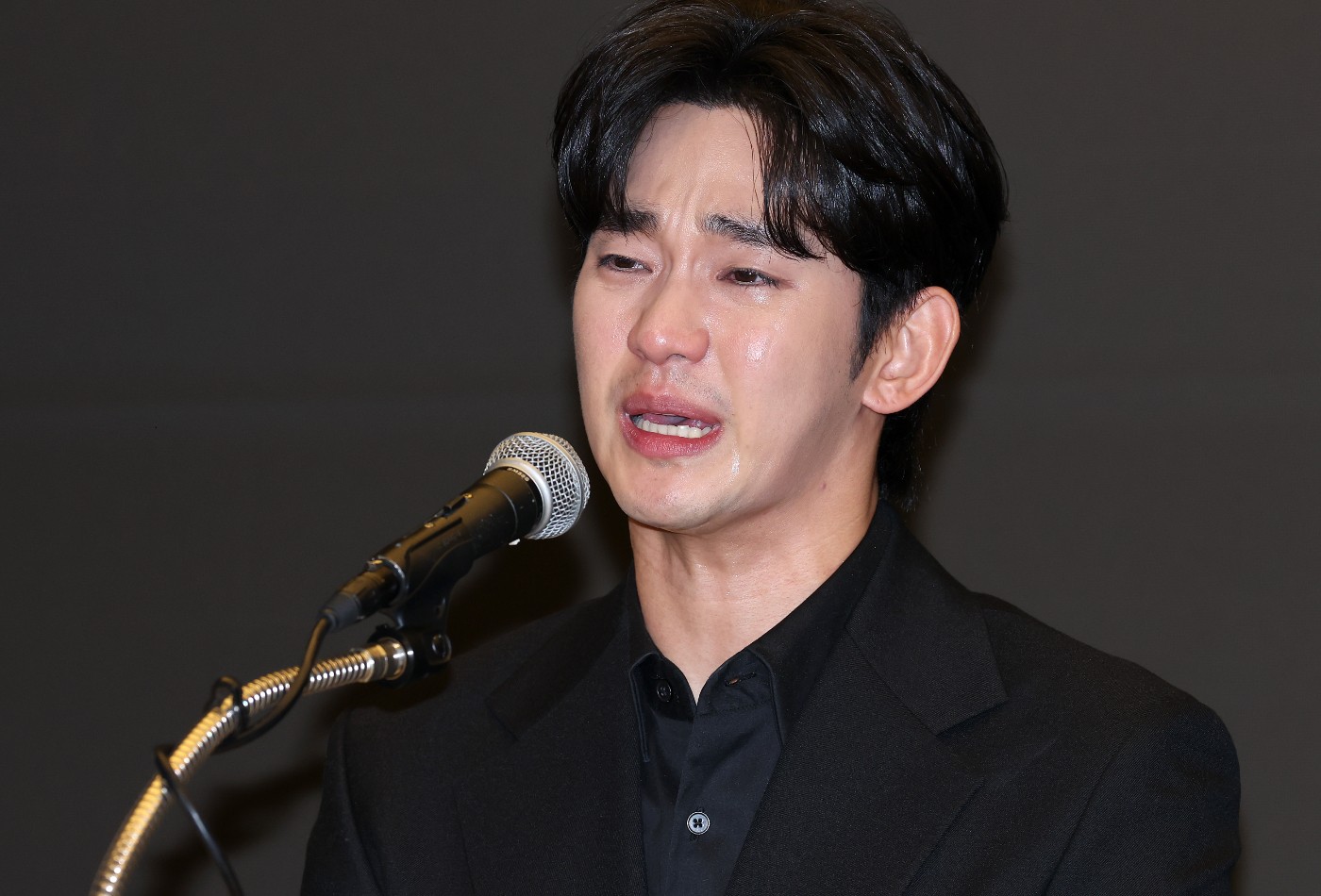 Kim Soo-hyun, ator mais bem pago da Coreia do Sul, chora em coletiva e ...