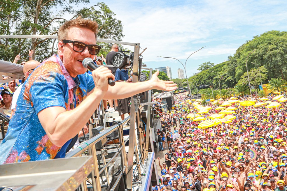Michel Teló leva Thais Fersoza, Melinda e Teodoro a bloco de Carnaval ...