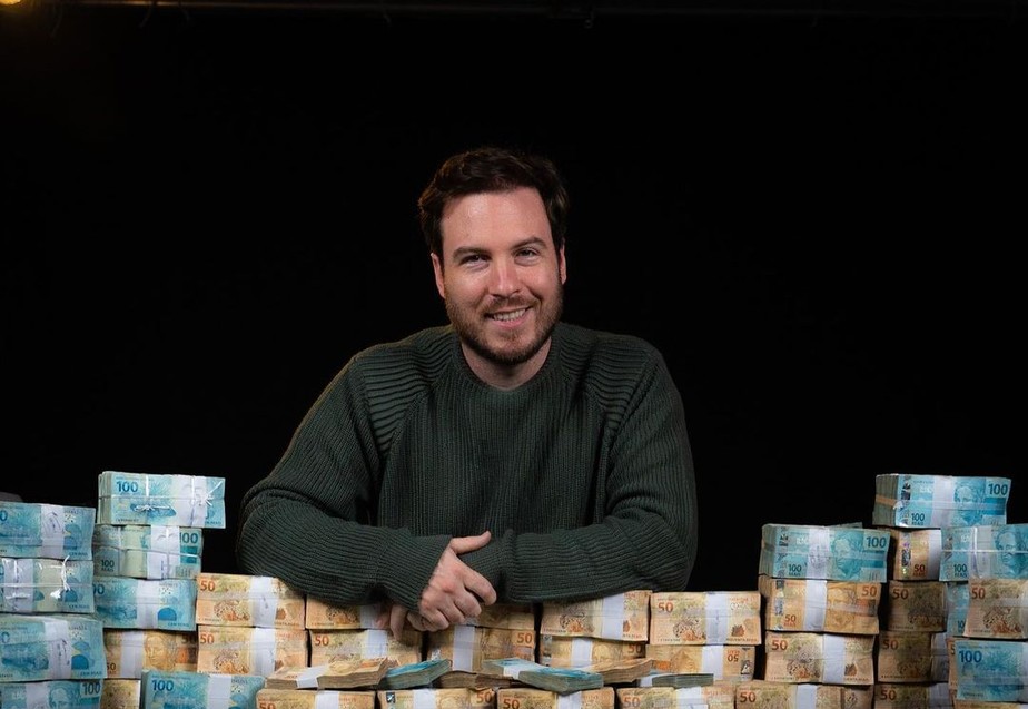 Primo Rico posa com R$ 10 milhões em dinheiro e conta que fez fortuna em 1 minuto