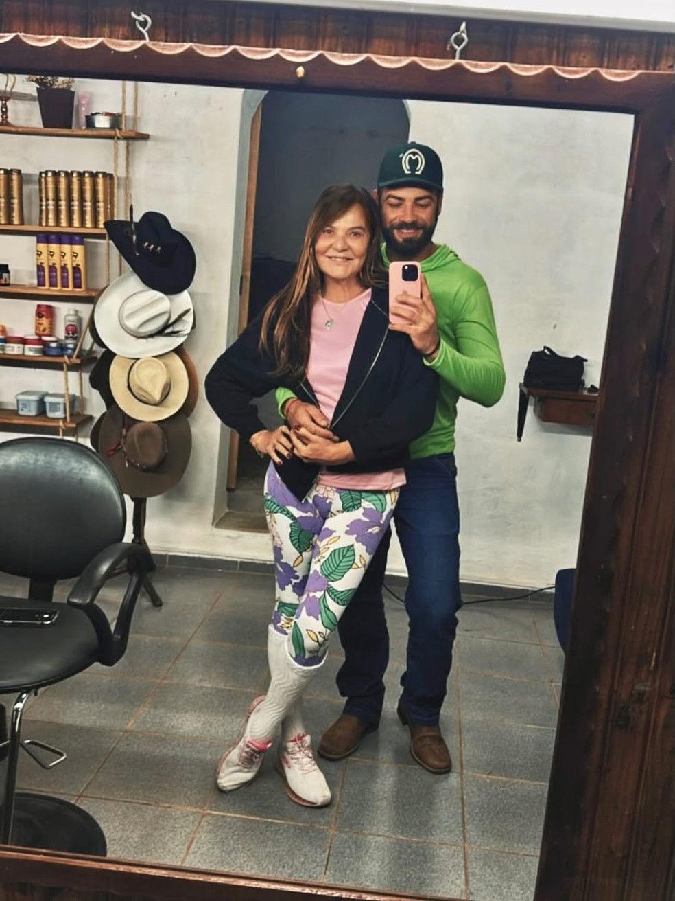 Mãe de Isis Valverde homenageia amigo que raspou cabeça com ela durante ...