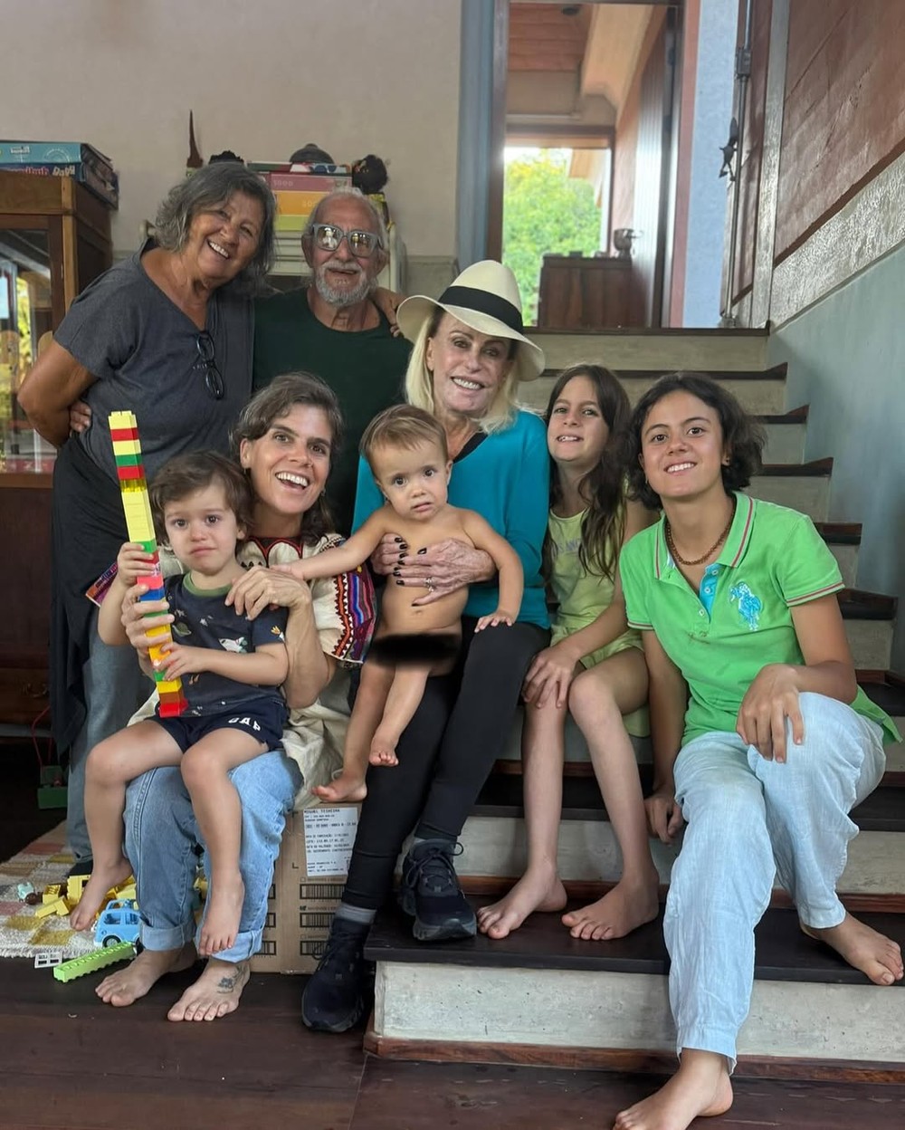 Ana Maria Braga posa com netos e filha em reunião de família