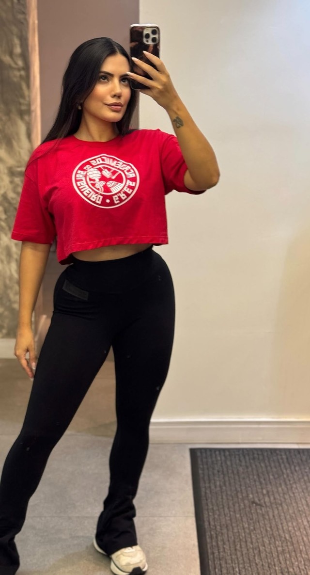 Ex-BBB Fernanda Bande faz aula de samba: “Corpo entrando no modo Carnaval”