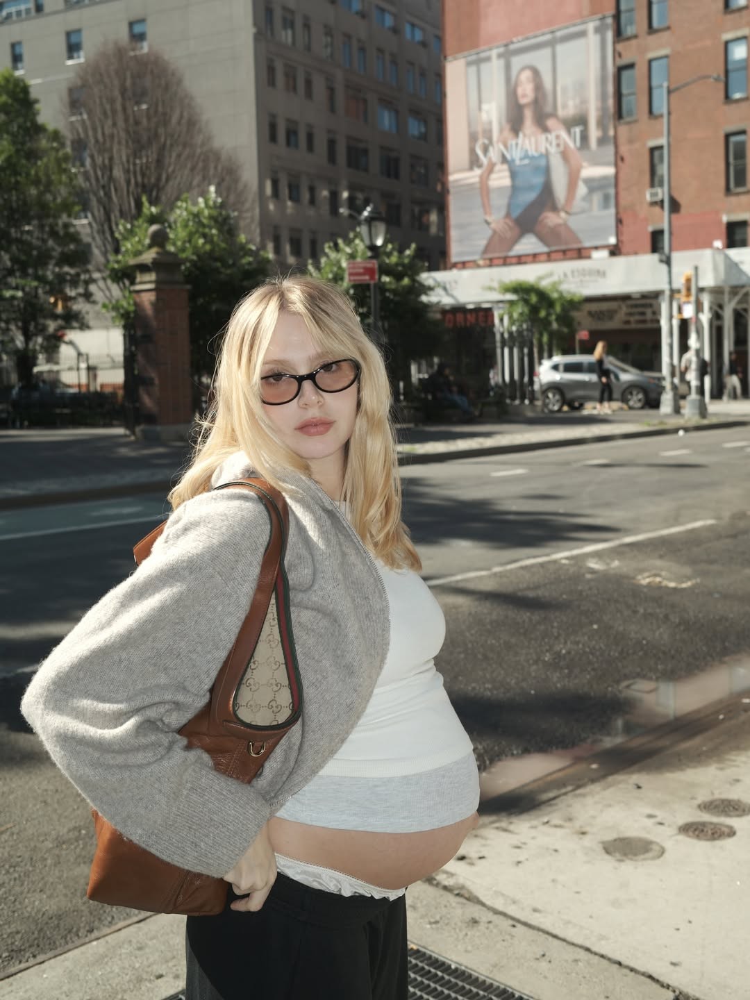 Grávida, Isa Scherer exibe barrigão durante passeio em Nova York