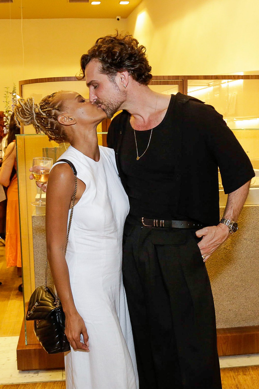 Ex-BBBs Fred Nicácio e Aline Wirley trocam beijos com Fábio Gelonese e ...