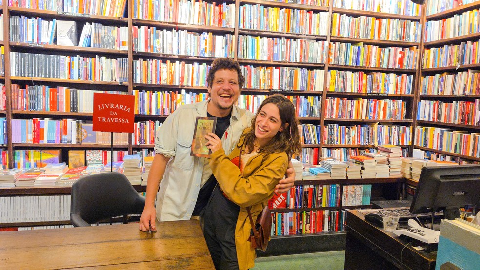 Chico Chico, filho de Cássia Eller, enche Luisa Arraes de beijos ao ...