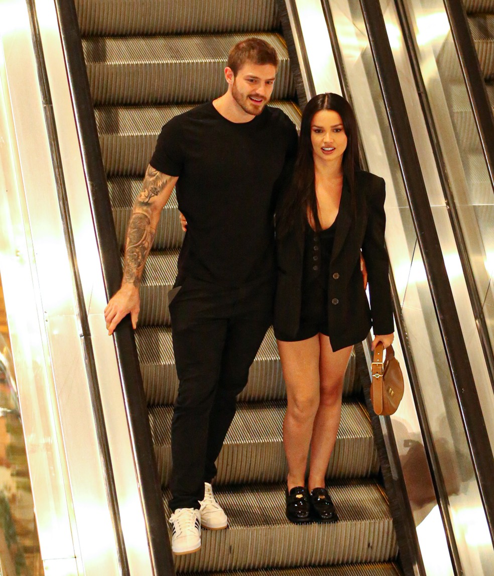 Juliette é clicada aos beijos com namorado durante encontro no shopping