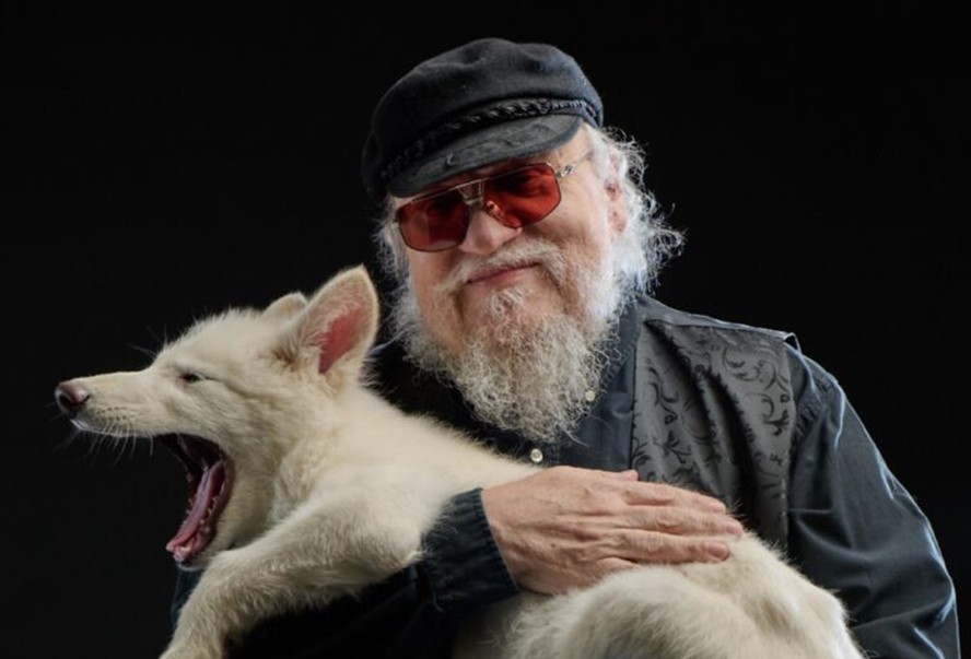 George R. R. Martin, criador de 'Game of Thrones', posa com lobo supostamente trazido de volta ...