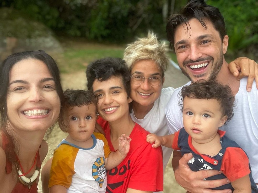 Nanda Costa curte passeio de caiaque com as filhas gêmeas