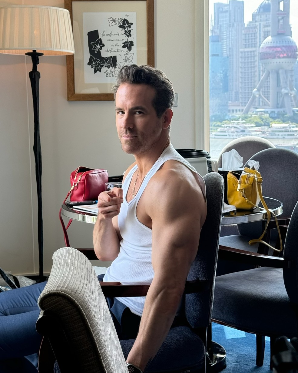 Ryan Reynolds exibe músculos definidos, e Blake Lively se anima: 'Estou ...
