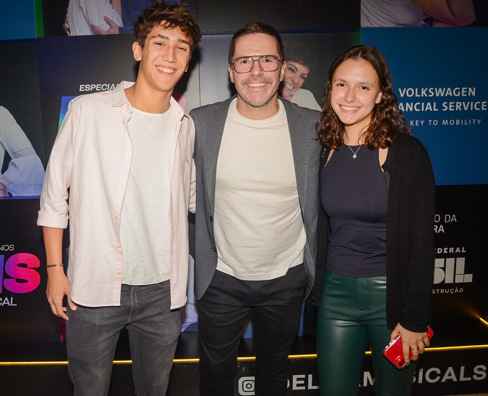 Com o pai, neta de Elis Regina se emociona muito em musical dedicado à ...