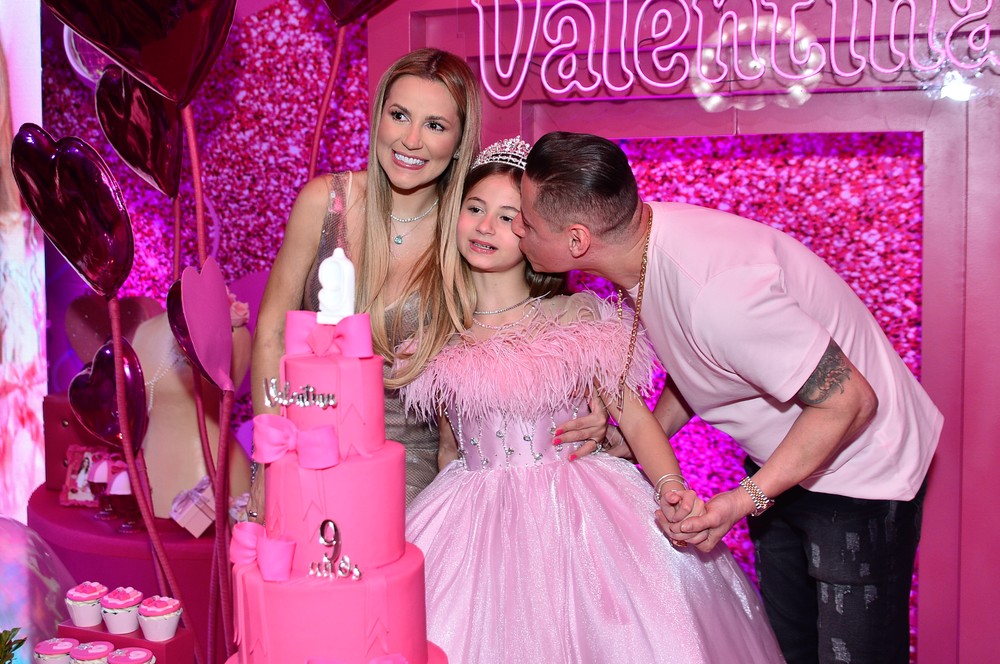 Deolane Bezerra faz festão de luxo em SP para comemorar 9 anos da filha