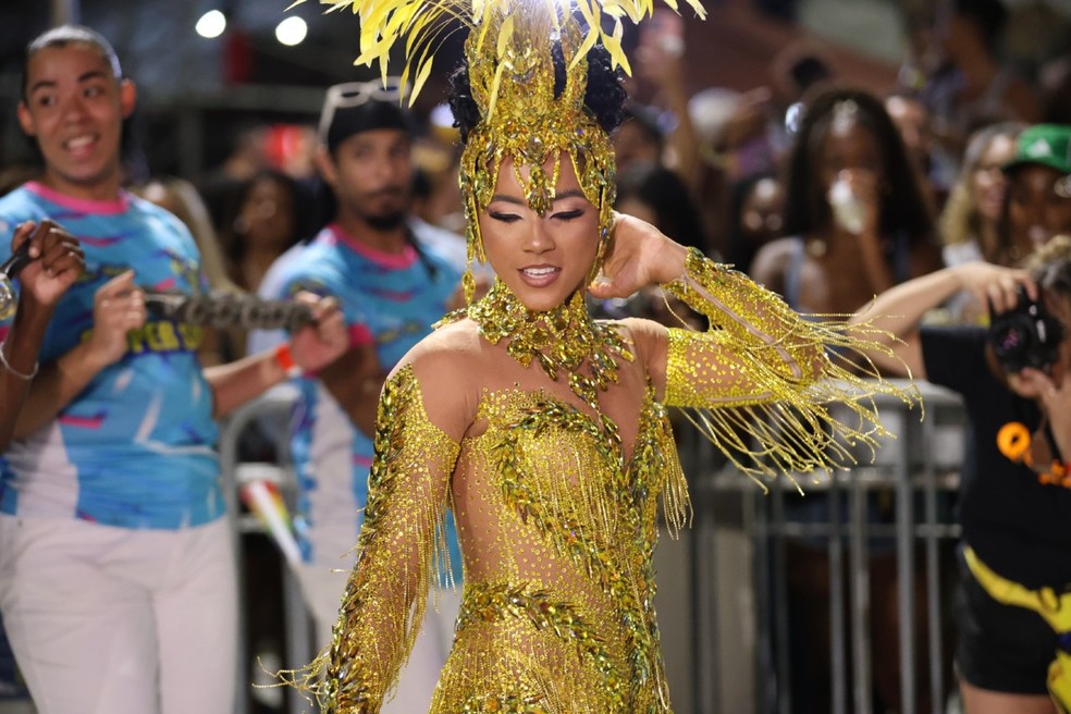 Mayara Lima, rainha de bateria do Tuiuti, é reverenciada por Paolla Oliveira