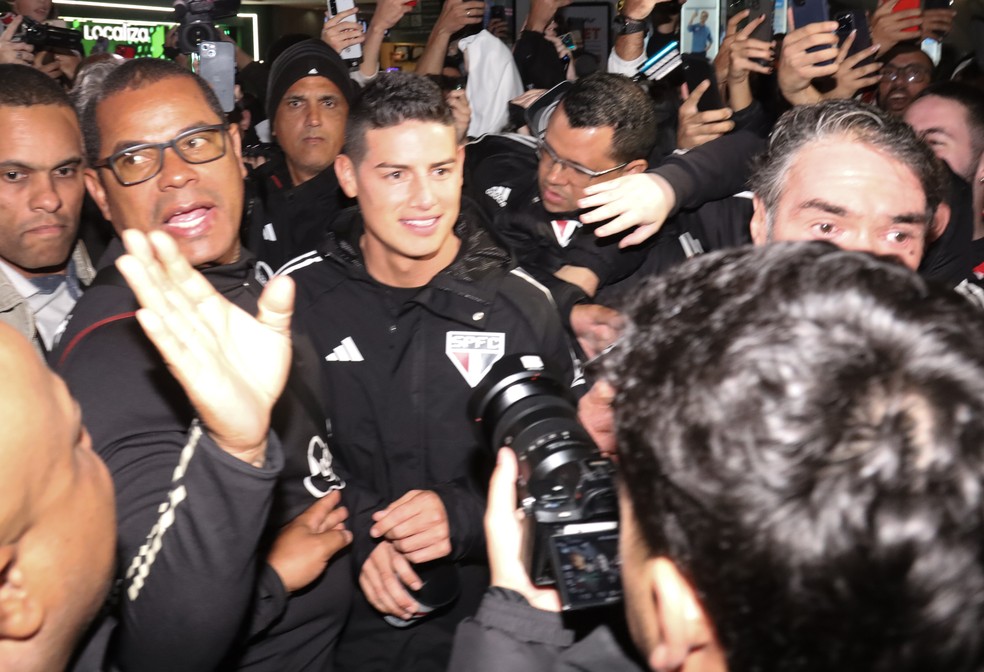 James Rodríguez causa tumulto ao desembarcar no Brasil