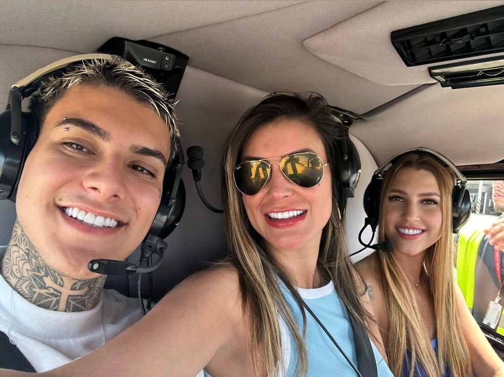 Andressa Urach passeia de helicóptero com o novo namorado, o filho e a nora