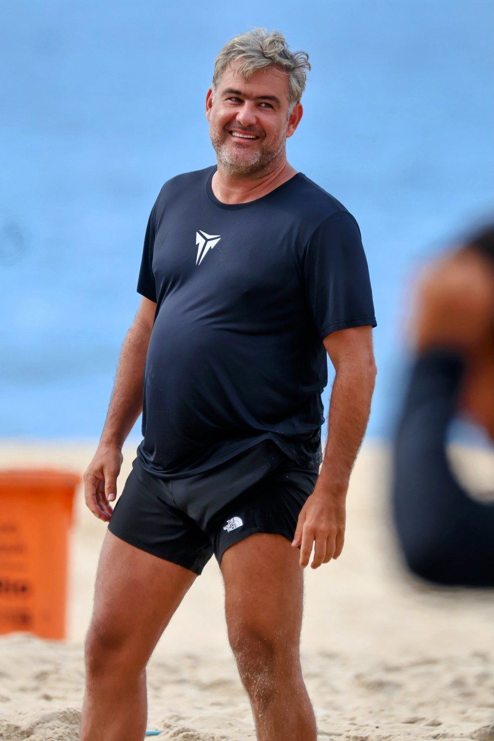 Galã dos anos 90, Thierry Figueira joga futevôlei em praia do Rio; fotos