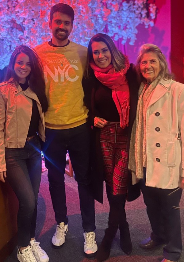 Solange Frazão curte noite em família com o filho, a nora e a mãe