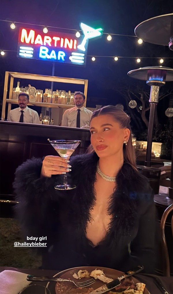 Decotadíssima, Hailey Bieber tem 'vale night' da maternidade e celebra ...