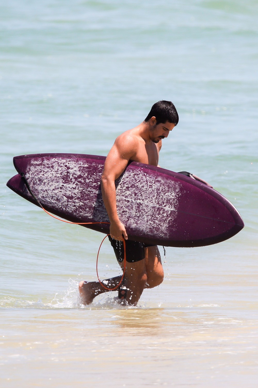 Enzo Celulari surfa e exibe corpo musculoso em praia no Rio