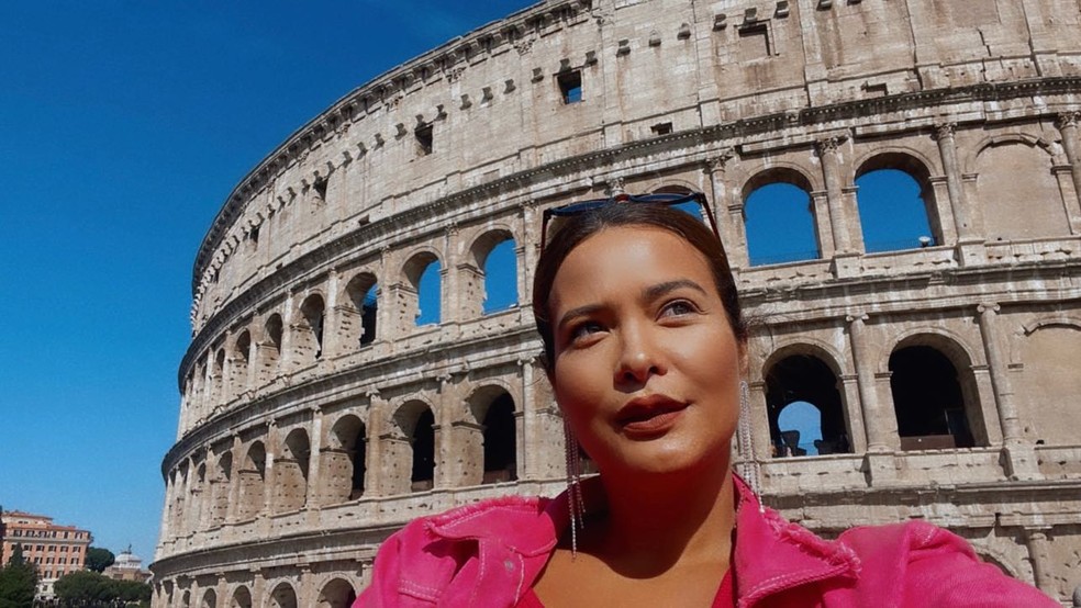 Geisy Arruda usa look pink com transparência ao visitar Vaticano e Roma