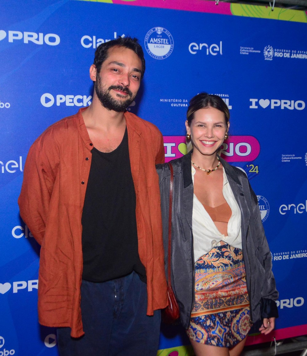 Eduardo Sterblitch dá beijão em Louise D'Tuani em festival no Rio