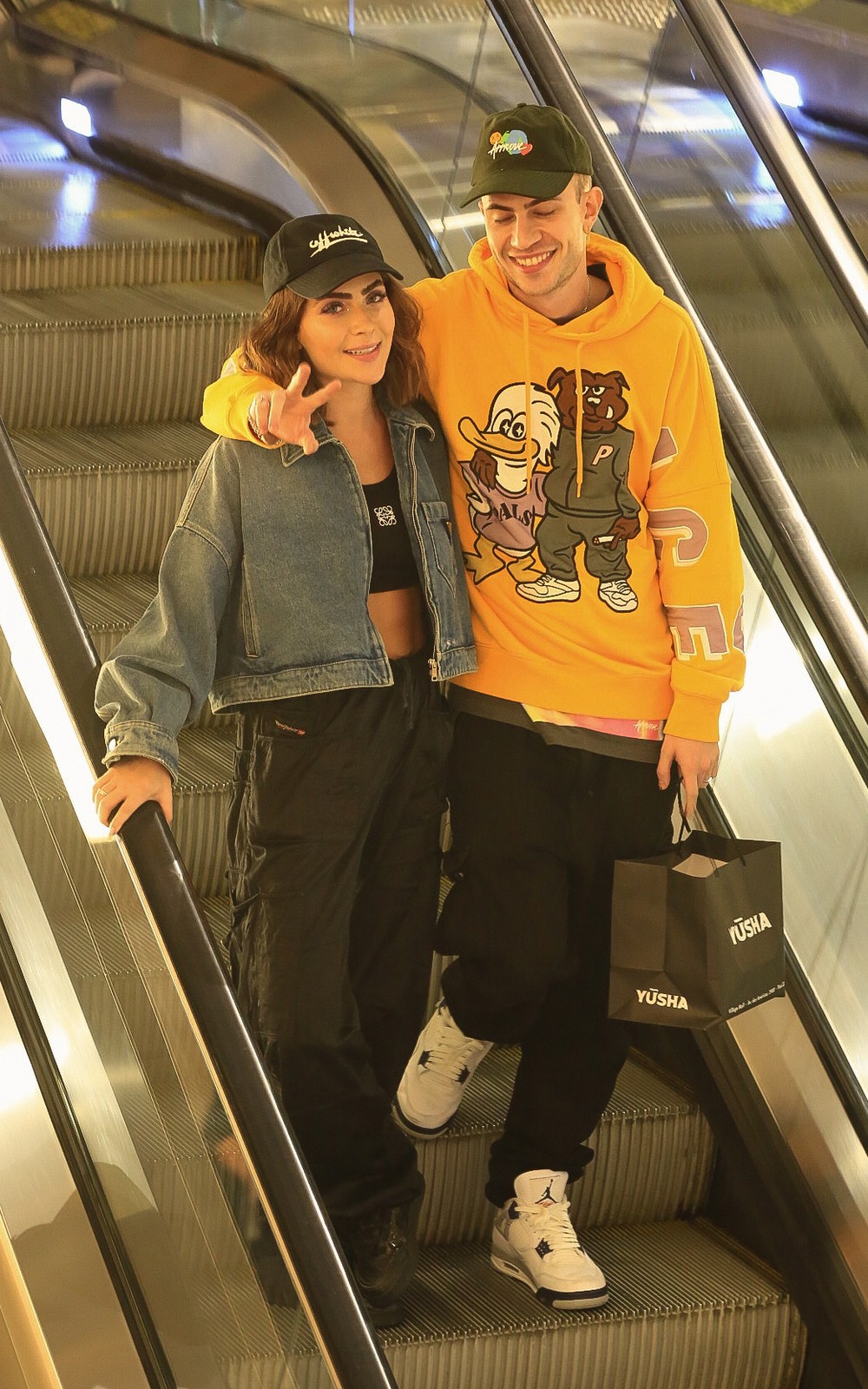 Jade Picon aproveita passeio no shopping na companhia do irmão