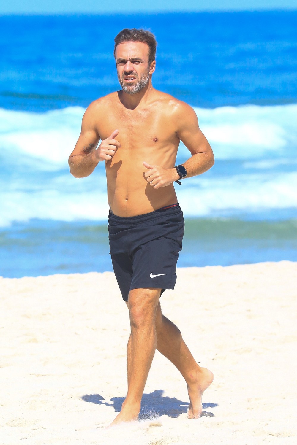 Roger Flores se exercita em praia carioca