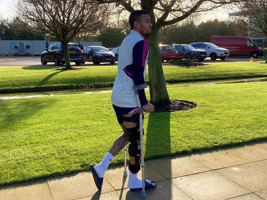 De muletas, Gabriel Jesus mostra recuperação de lesão na Copa ...