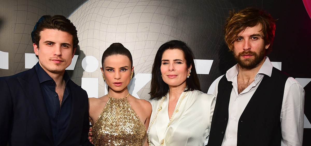 Giulia Be faz aparição rara com a mãe e os dois irmãos