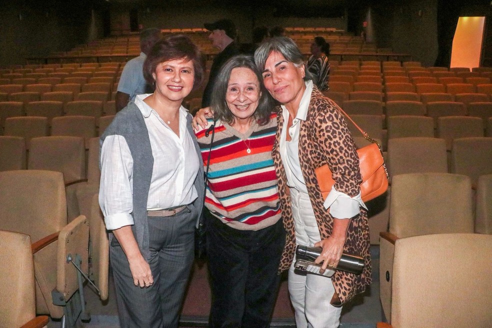 Amigas de décadas! Gloria Pires prestigia Débora Duarte no teatro