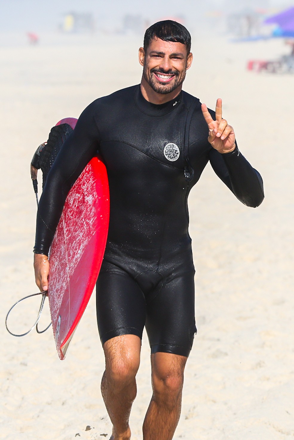 Cauã Reymond mostra o shape e encara ondas em dia de calorão no Rio