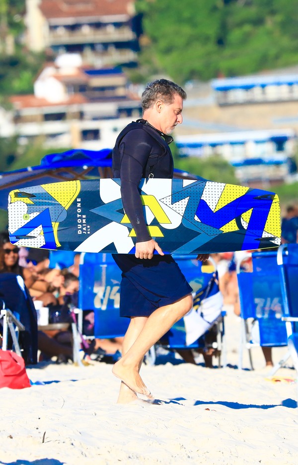 Luciano Huck pratica kitesurf na Barra da Tijuca; veja fotos