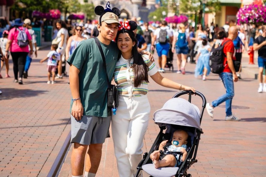 João Gomes e Ary Mirelle levam filho à Disney pela primeira vez