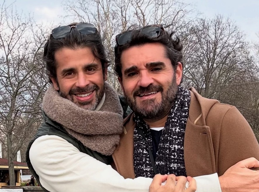 Jornalista da GloboNews, Marcelo Cosme posa com o marido em data contra ...